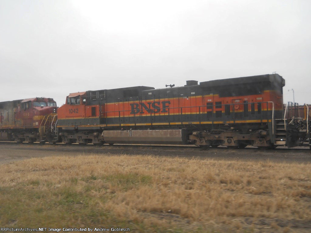BNSF 1042 & 694